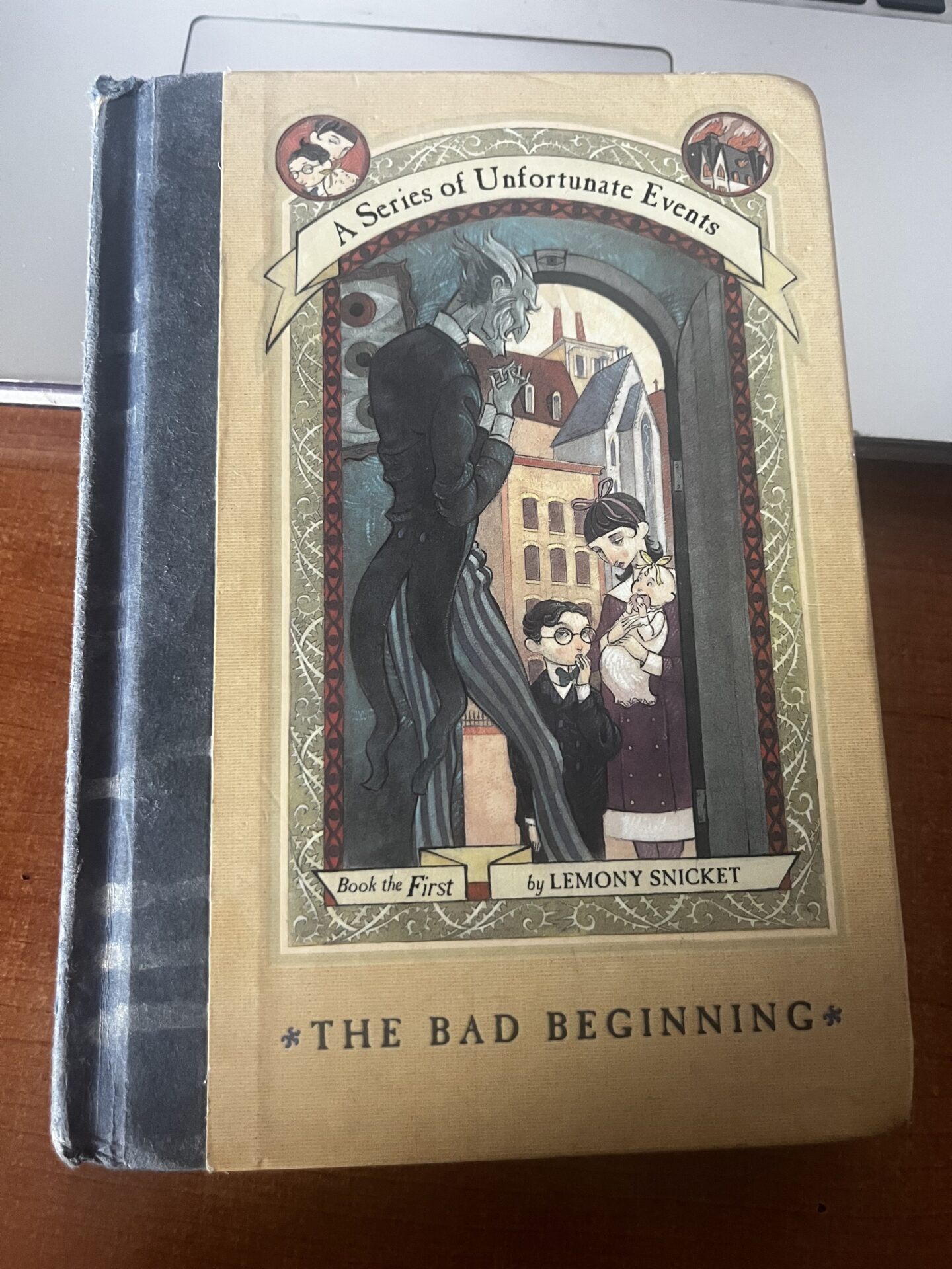 A Series Of Unfortunate Events: The Bad Beginning - Lemony Snicket